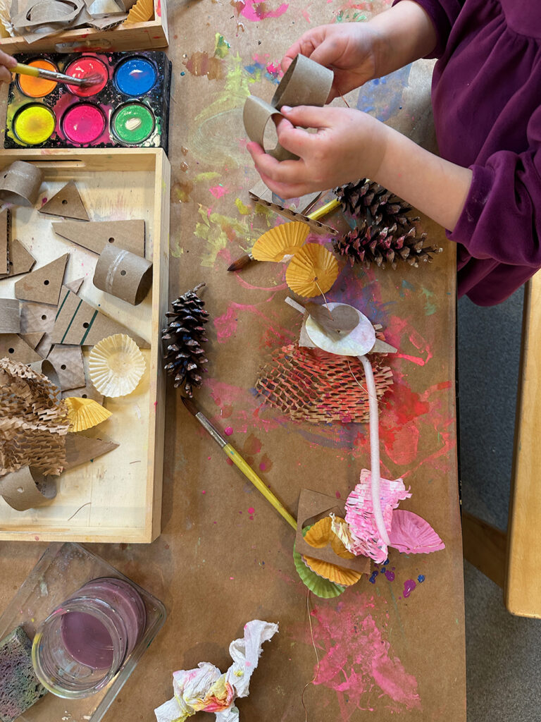 Children experiment with wire and threadable materials - ARTBAR