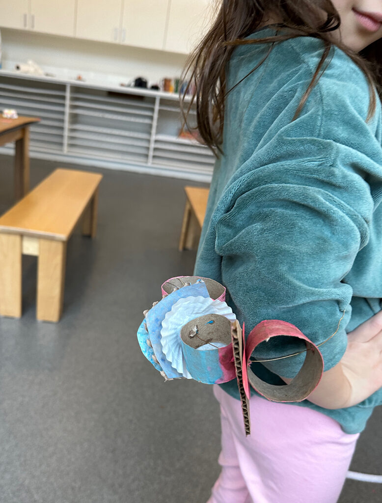 Children experiment with wire and threadable materials - ARTBAR